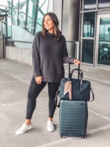 Cómo vestirse para viajar en Avión 【Outfits Ideales】