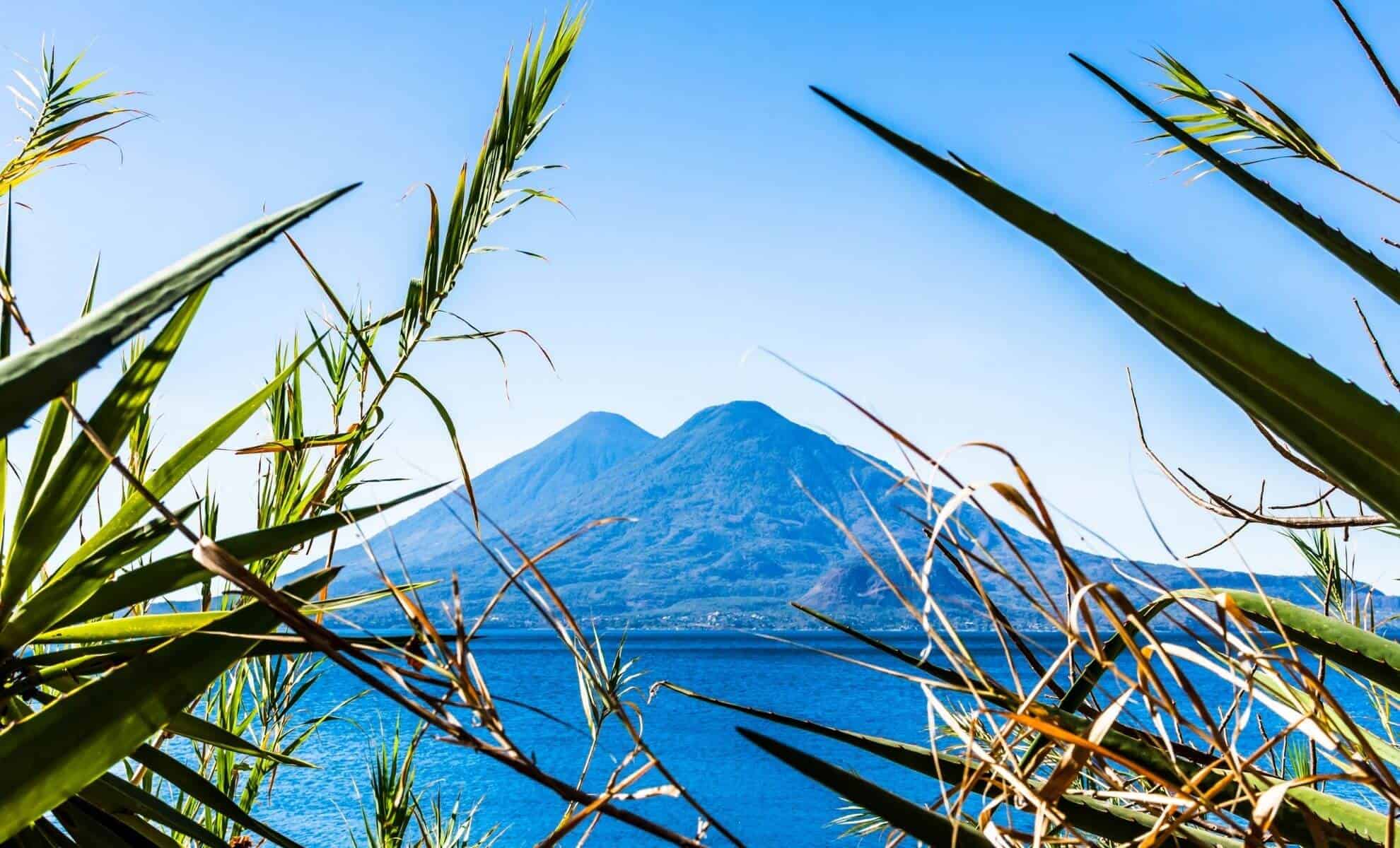 ᐉ Descubre el Lago Atitlán: un lago rodeado de volcanes, pueblos mayas ...