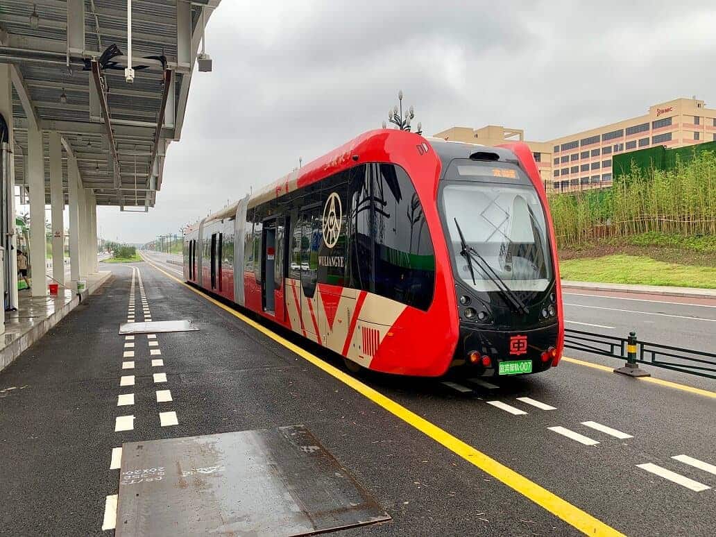 Este 'tren autónomo sin rieles' circula sobre líneas virtuales en el ...