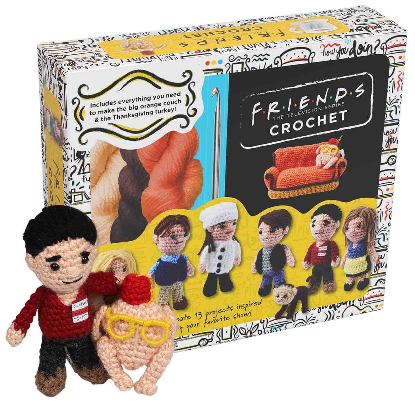 Cose tus personajes favoritos de Friends con este kit de crochet