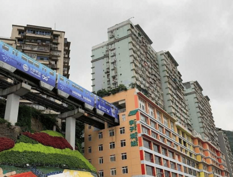 El increíble tren chino que atraviesa edificios todos los días » Intriper