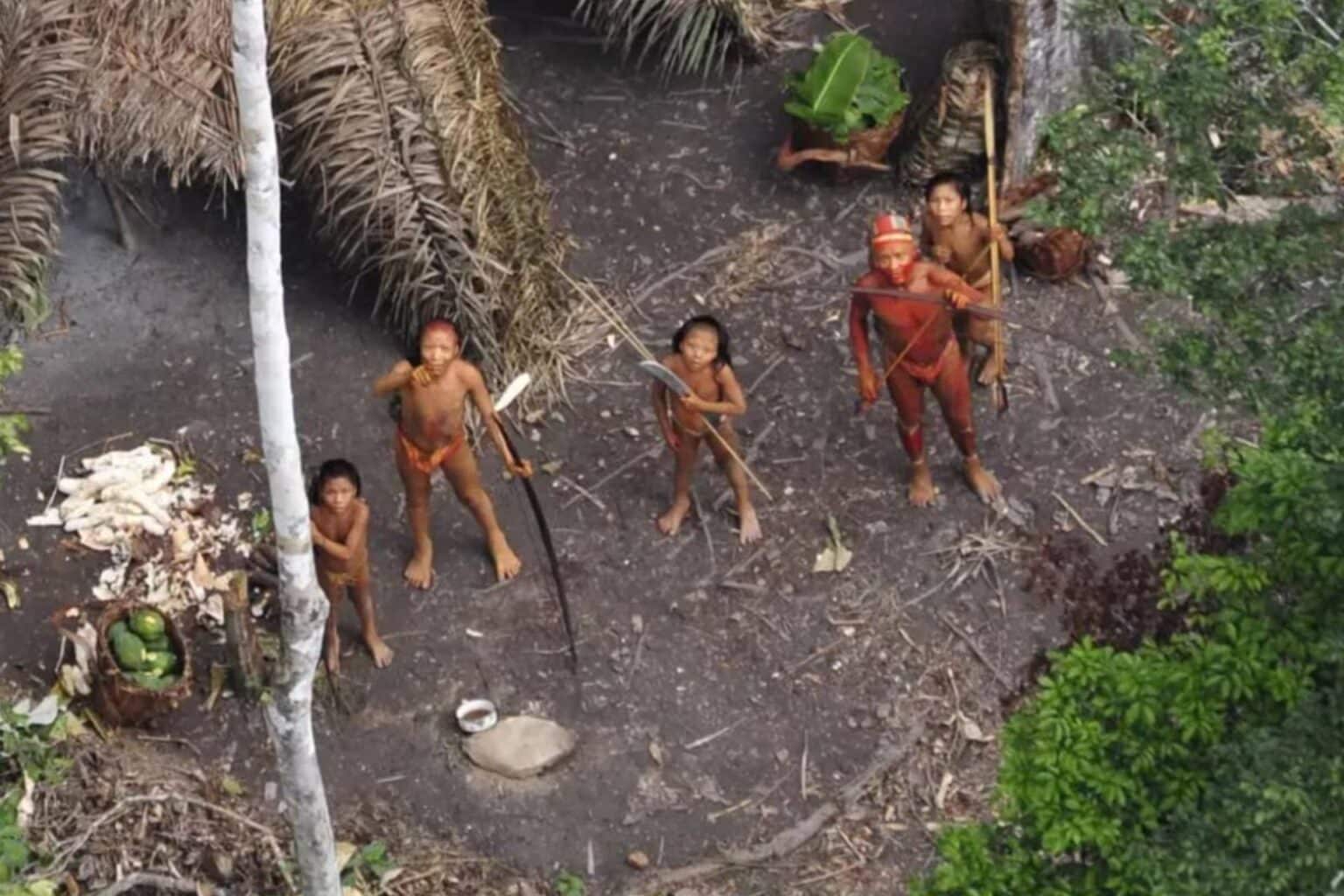 Se revelan imágenes increíbles de una tribu amazónica que permanece ...