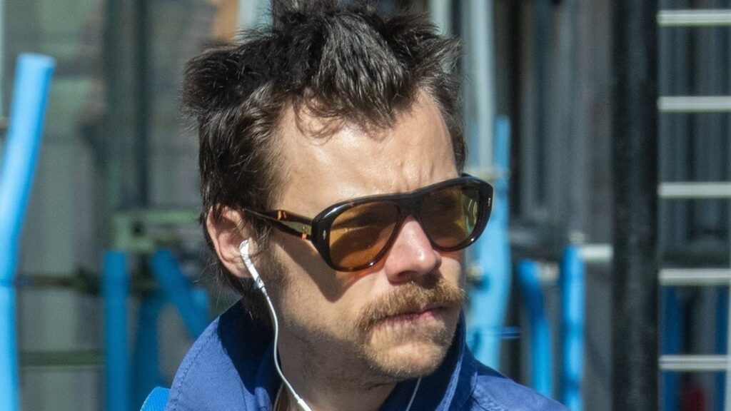 Harry Styles sorprende con bigote al estilo setentero en Londres » Intriper